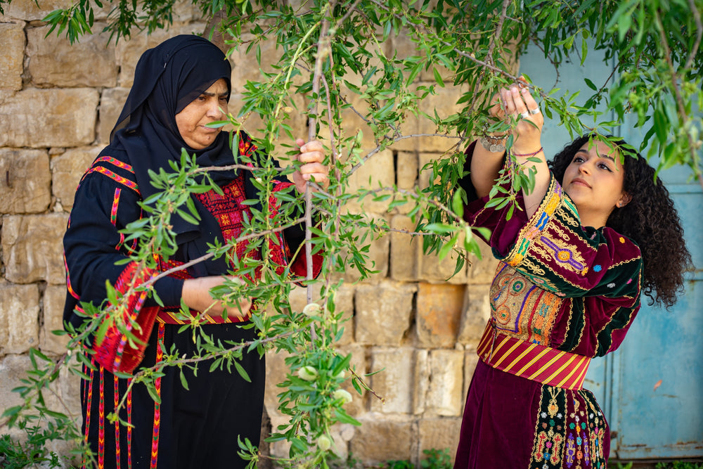 The Meaning of Keffiyehs to Palestinians | 6 Ways to Wear Your Keffiye